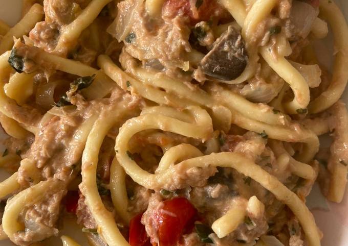 Ricetta Pasta al tonno pomodorini olive nere di PAOLA GRECO - Cookpad