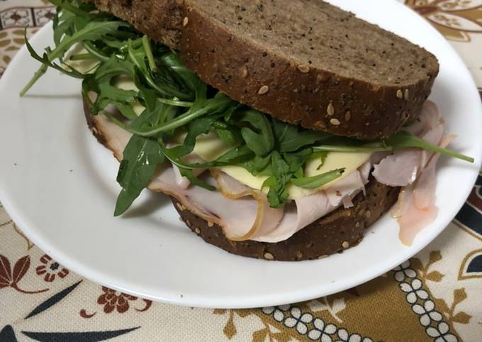 Sándwich de pavo, queso y rúcula 🤤 Receta de tonino- Cookpad
