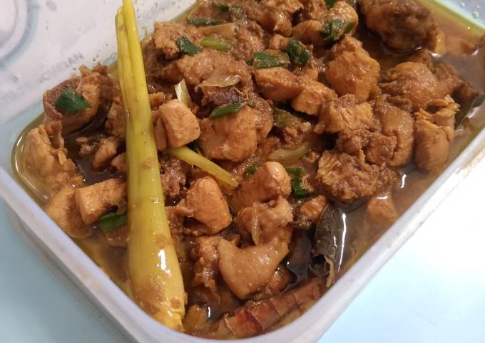 Resep Semur Ayam (Topping Mie Ayam) oleh Mythaaa - Cookpad