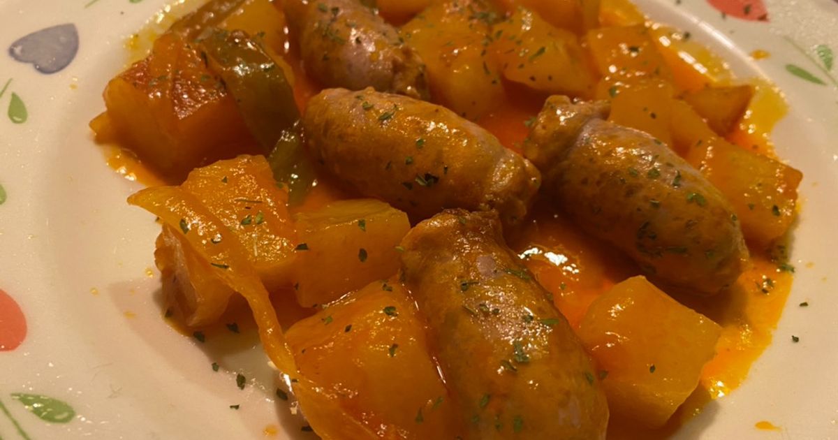 Salchichas De Carne Con Salsa De Tomate Y Patatas Receta de Pìlar Fraile