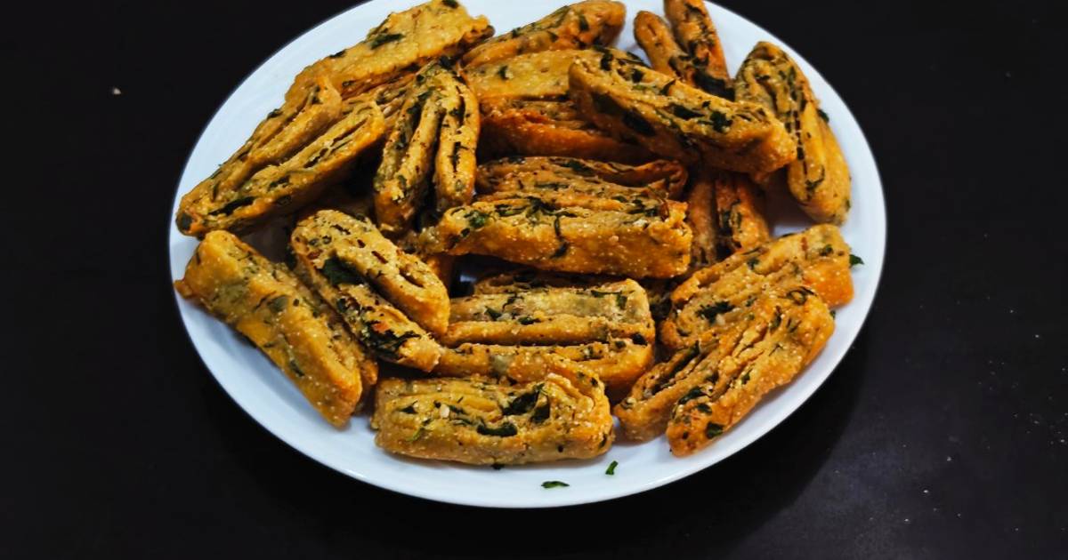 Methi Leaves Layered Mathri Recipe by Juhi Sewani 💕 - Cookpad