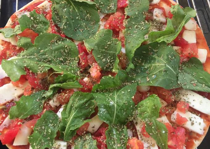 Pizza albahaca, tomate y queso de cabra Receta de Ronie Maguire - Cookpad