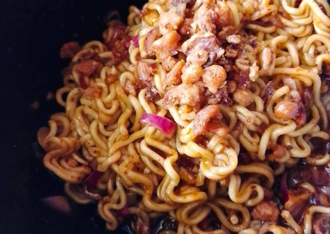 Resep Mie Sedap Goreng Pakai Bawang Pedas oleh Gail - Cookpad