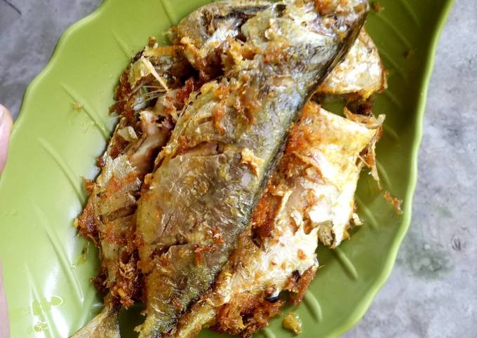 Resep Kembung goreng bumbu kuning oleh Julinda Ptr - Cookpad