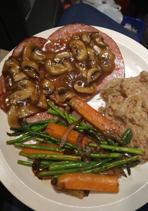 Pierna Ahumada Con Gravy De Champiñones Y Espárragos Acitronados A La Mantequilla Receta de ...