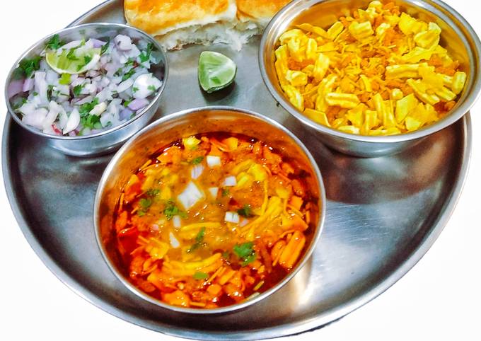 Street Style Misal Pav Recipe by Juhi Sewani 💕 - Cookpad