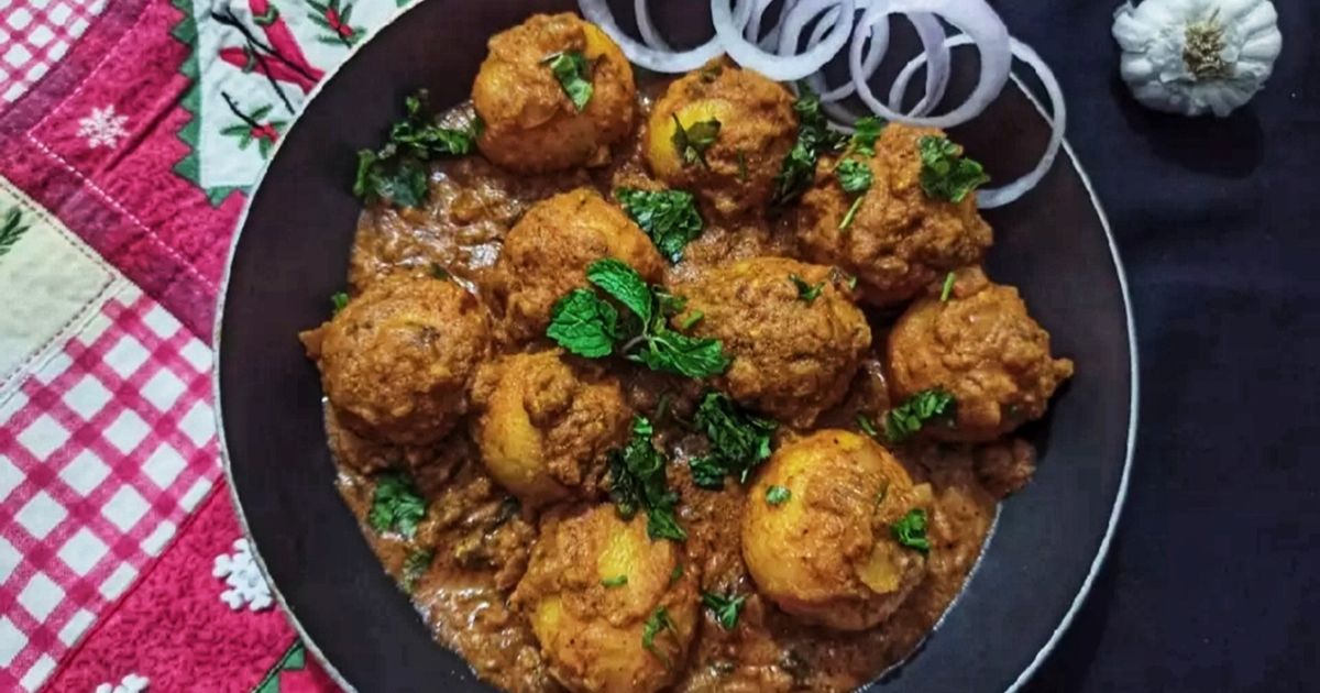 Kathiyawadi Lasaniya Batata (Spicy Gujarati Garlic Potato Curry) Recipe ...