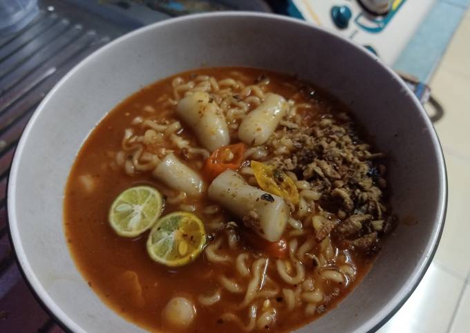 Resep Indomie with Toppoki lokal oleh Alsi Nurjamilah - Cookpad