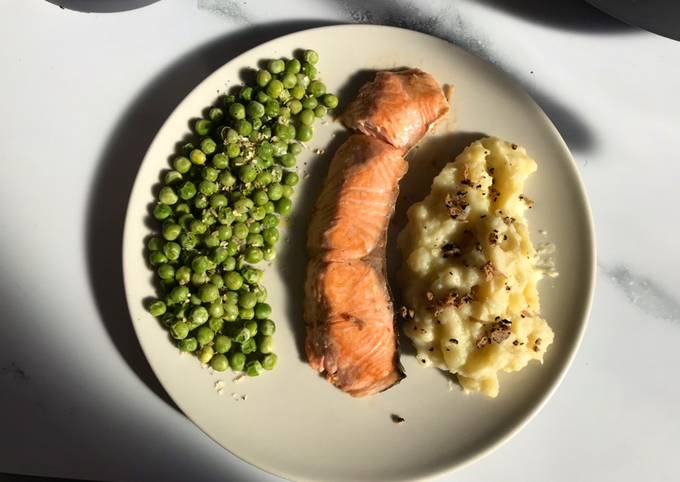Salmón con puré de patatas con trufa y guarnición Receta de Laura ...