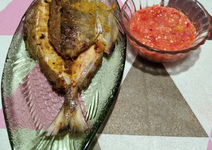 Resep Ikan Bakar Kuwe oleh Tini Datu - Cookpad