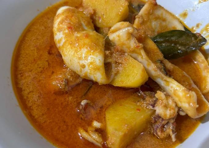 Resep Gulai Cumi Kentang oleh Mommybyan - Cookpad