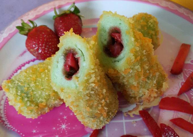 Resep Roti Gulung Pandan Strawberry Gula Palem oleh Mama Falah - Cookpad