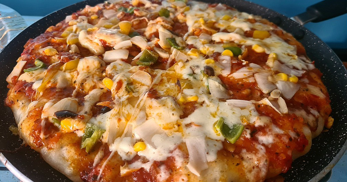 Quick Pan Pizza Recipe by Priyangi Pujara - Cookpad