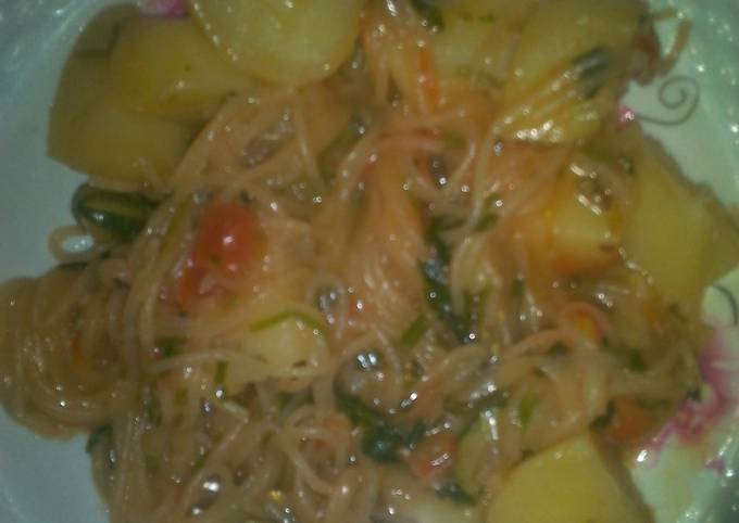 Fried spaghetti and potatoes Recipe by Evelyn - Cookpad