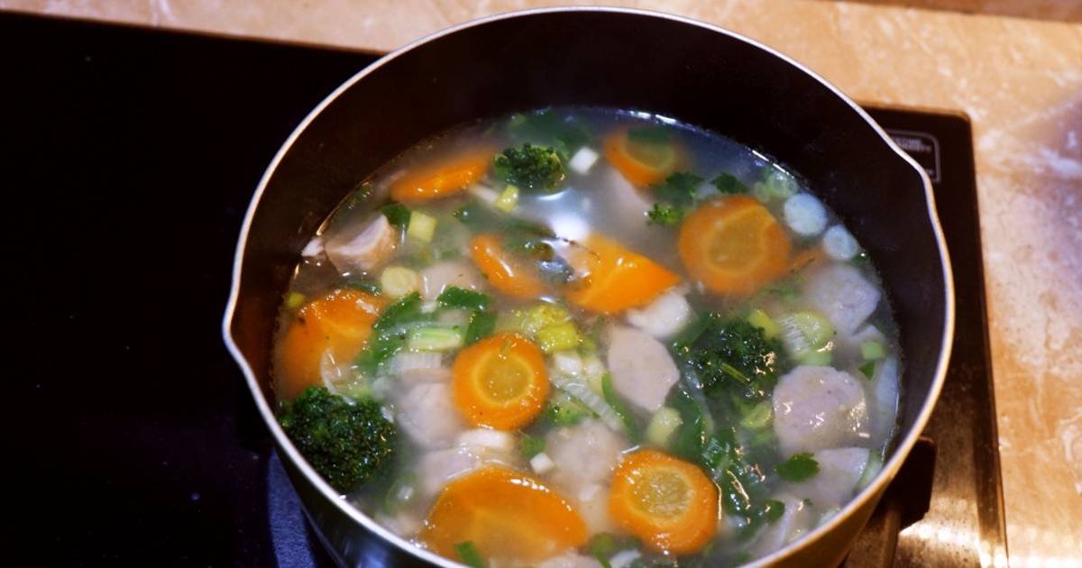 Resep Sop wortel brokoli bakso oleh Mamaraziq - Cookpad