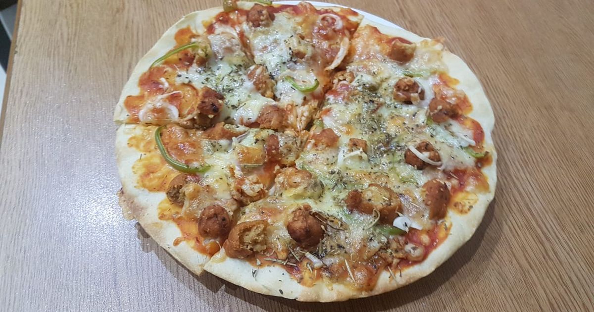 Thin Crust Seekh Kabab Pizza Recipe by Humaira Saleem - Cookpad