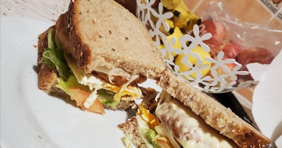 Sándwich Integral Con Huevo, Lechuga, Tomate Y Hamburguesa 😋 Receta de ...