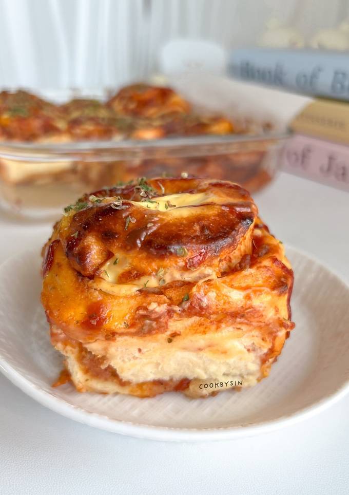 Resep Roti Pizza Roll Beef and Cheese - Simple and Moist oleh Sinthia ...