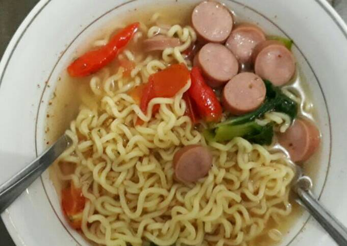 Resep Mie instan rebus sosis oleh Diana kusumawati - Cookpad