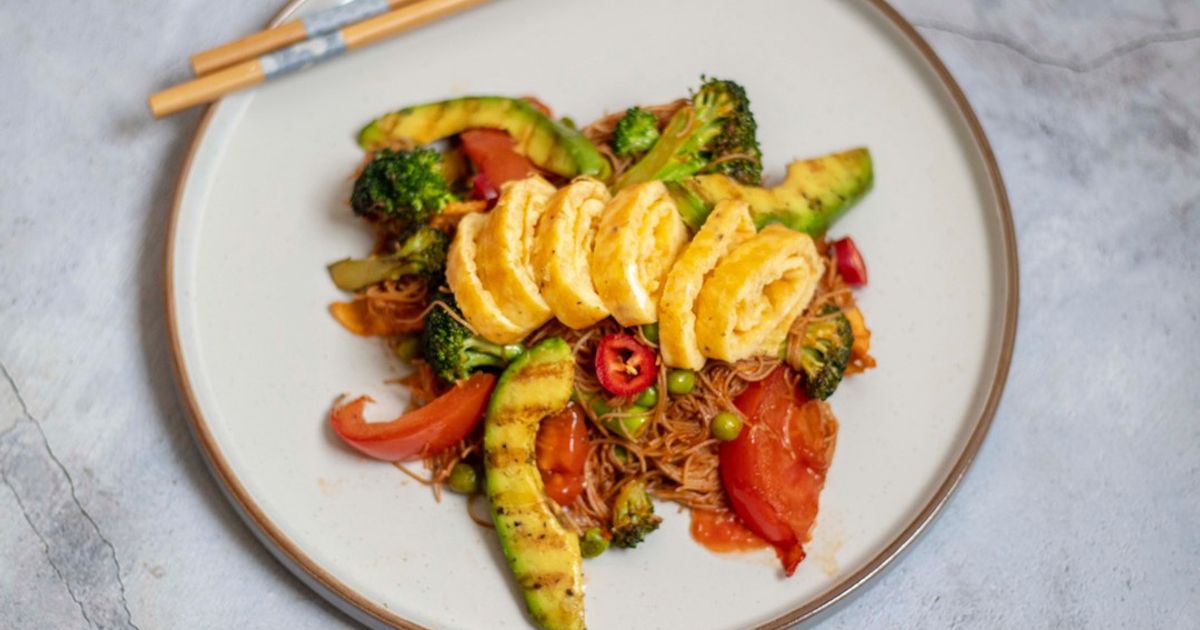 Stir Fried Noodle With Cheesy Tamagoyaki And Grilled Soysauce Avocado ...