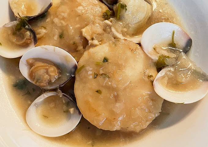 Merluza en salsa verde con almejas Receta de Maria - Cookpad