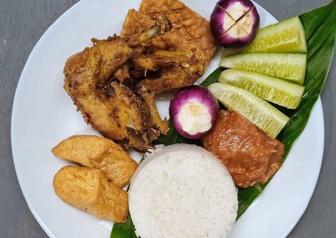 Resep Lalapan Ayam Kampung oleh Ary Azies - Cookpad