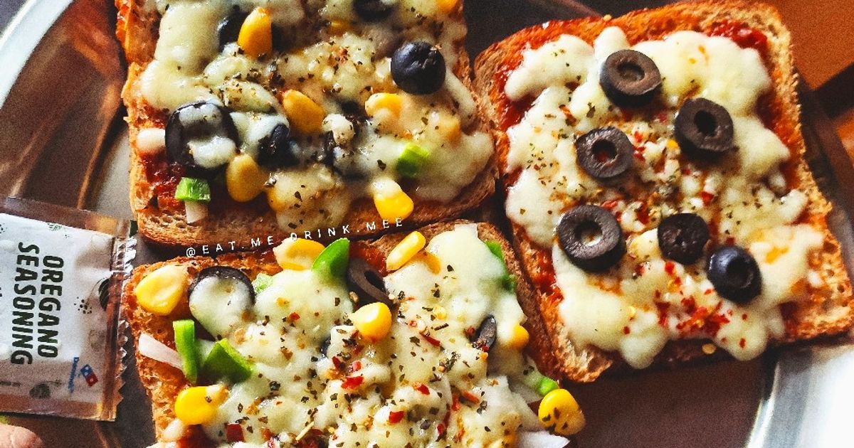 Cheesy Bread Pizza Recipe by Raveena Khanna (@eat.me.drink.mee) - Cookpad