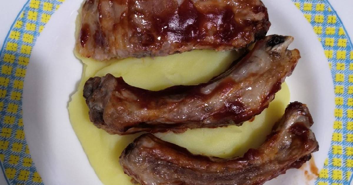 Costillas asadas a la barbacoa sobre cama de puré de patata Receta de ...