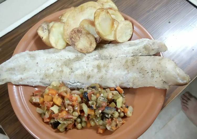 Filet de corvina con papas y batatas fritas, verduras al wok Receta de ...