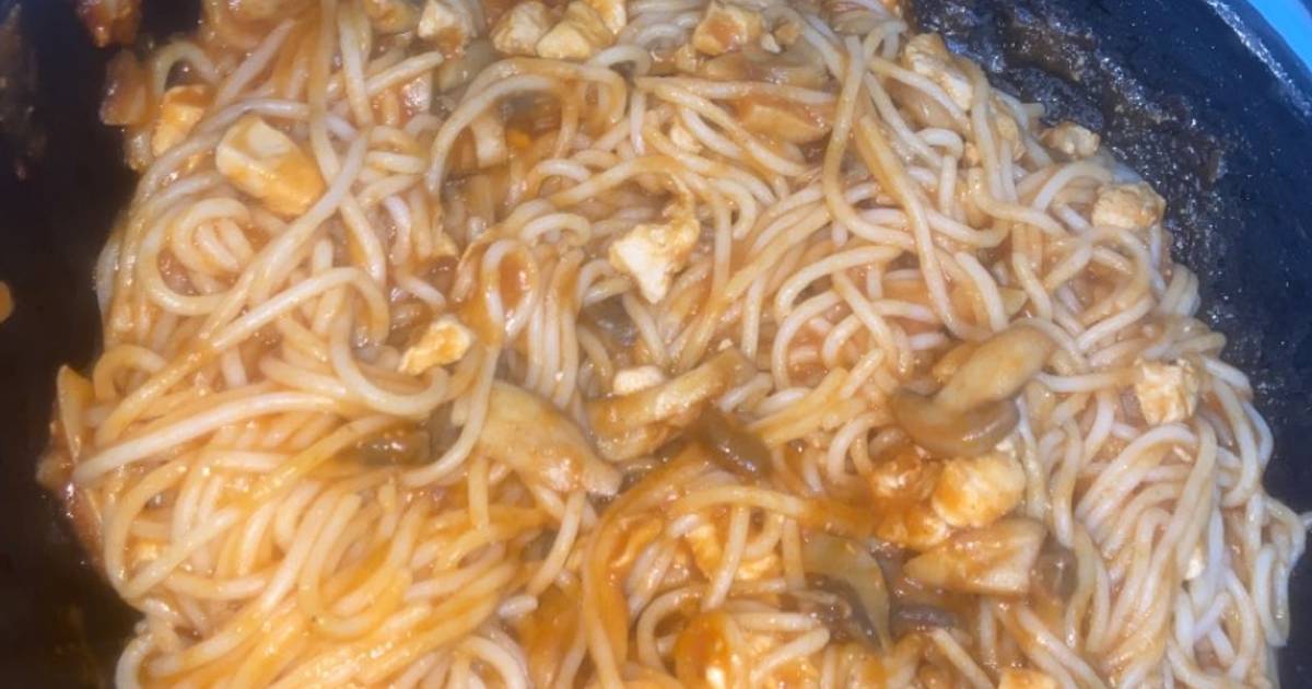 Spaghete cu sos de roși, ciuperci și piept de pui🥰, rețetă de Daria ...