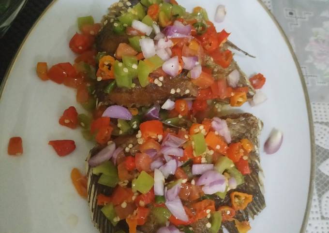 Resep Gurame goreng sambal dabu dabu oleh Widia Mardio - Cookpad