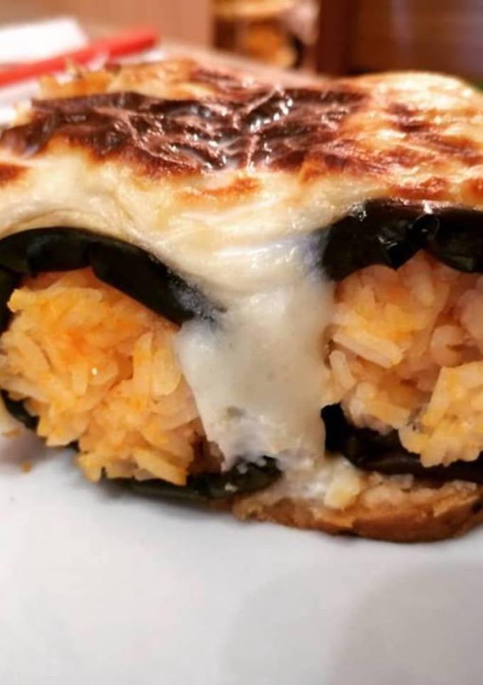 Ricetta Involtini di melanzane con riso al pomodoro e mozzarella di Marzia Giustiniani - Cookpad