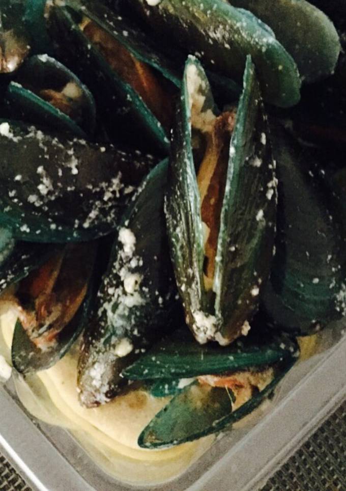 Resep Mussels in garlic lemon butter sauce oleh izyani - Cookpad
