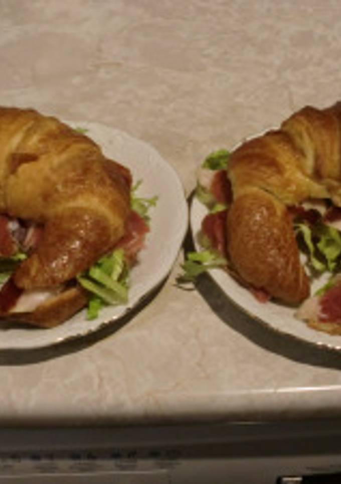 Croissant relleno de jamón serrano Receta de Olga Serra- Cookpad
