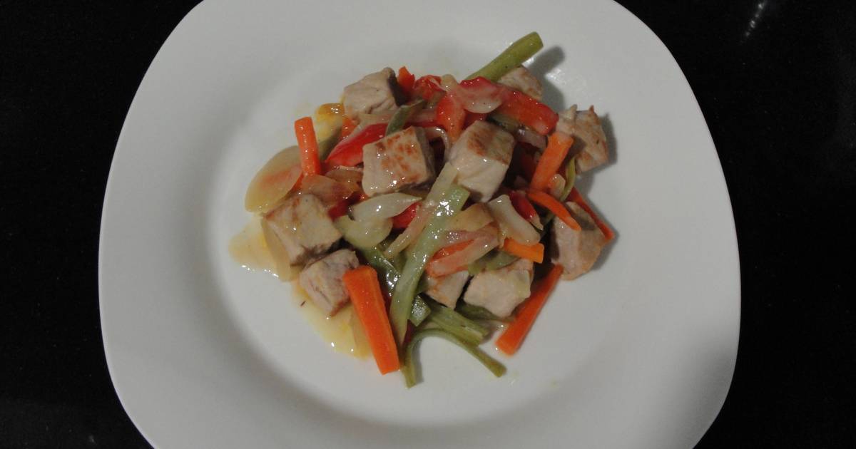 Lomo de cerdo con tronquitos de verduras y salsa especiada Receta de ...
