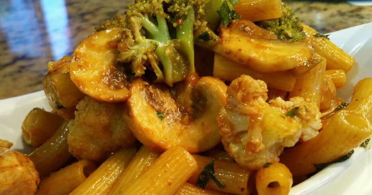 Rigatoni Con Vegetales Y Hongos Receta de Richard- Cookpad