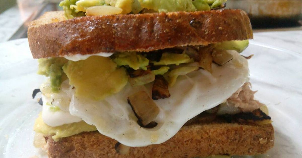 Sándwich De Pan Integral Atún, Cebolla, Aguacate Y Huevo Frito Receta ...