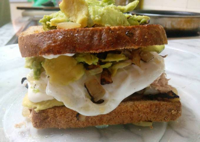 Sándwich de pan integral atún, cebolla, aguacate y huevo frito Receta ...