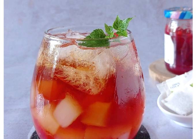 Resep Strawberry nata de coco iced tea oleh ayunabillarumaropen - Cookpad