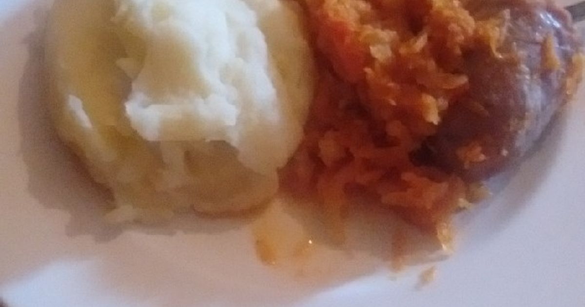 Chorizo A La Pomarola Con Puré Receta de Lia 🙌- Cookpad