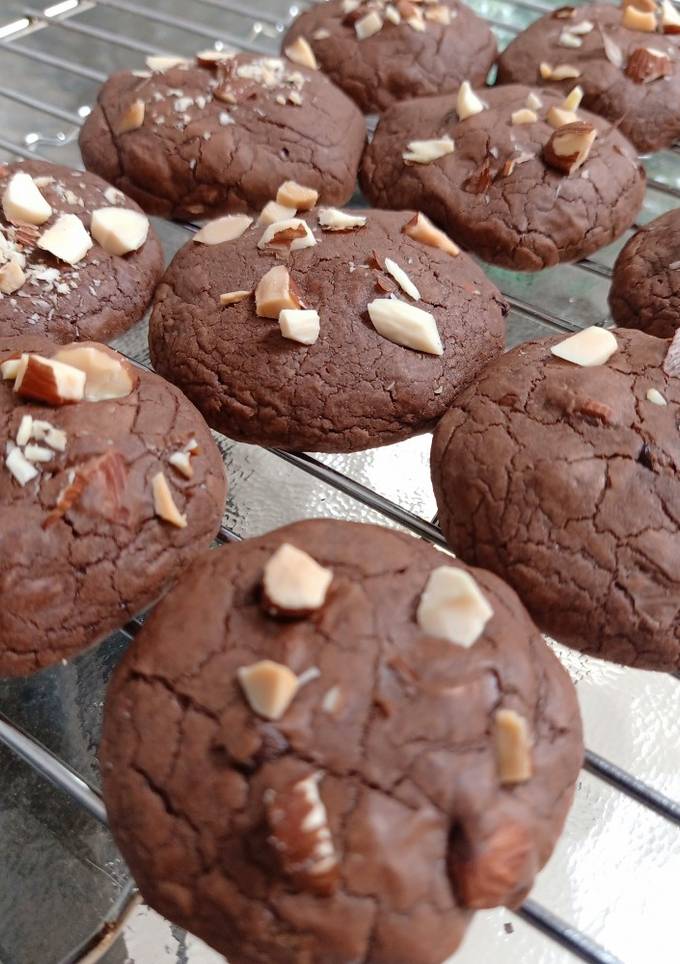 Resep Choco Almond Soft Baked Cookies oleh Devi Lukito - Cookpad
