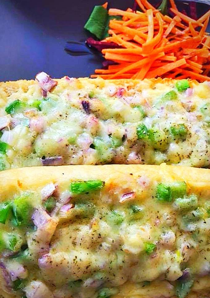Veggies loaded cheesy garlic bread Recipe by Nidhi Tyagi(Dipti) - Cookpad