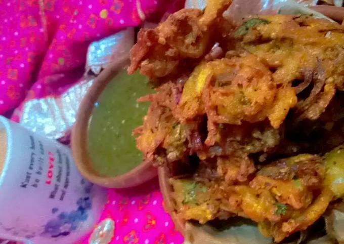 Aloo piyaz k pakoray Recipe by Sumera Rahman - Cookpad