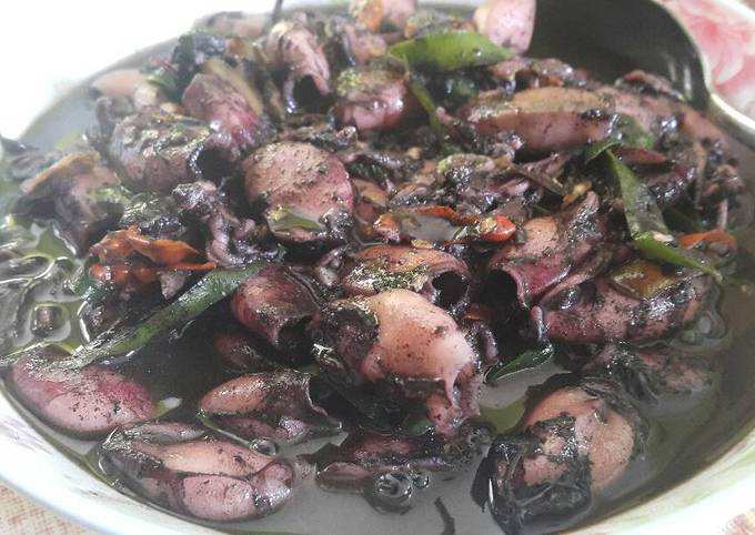 Resep Cumi hitam pedas bumbu tauco oleh noberta - Cookpad
