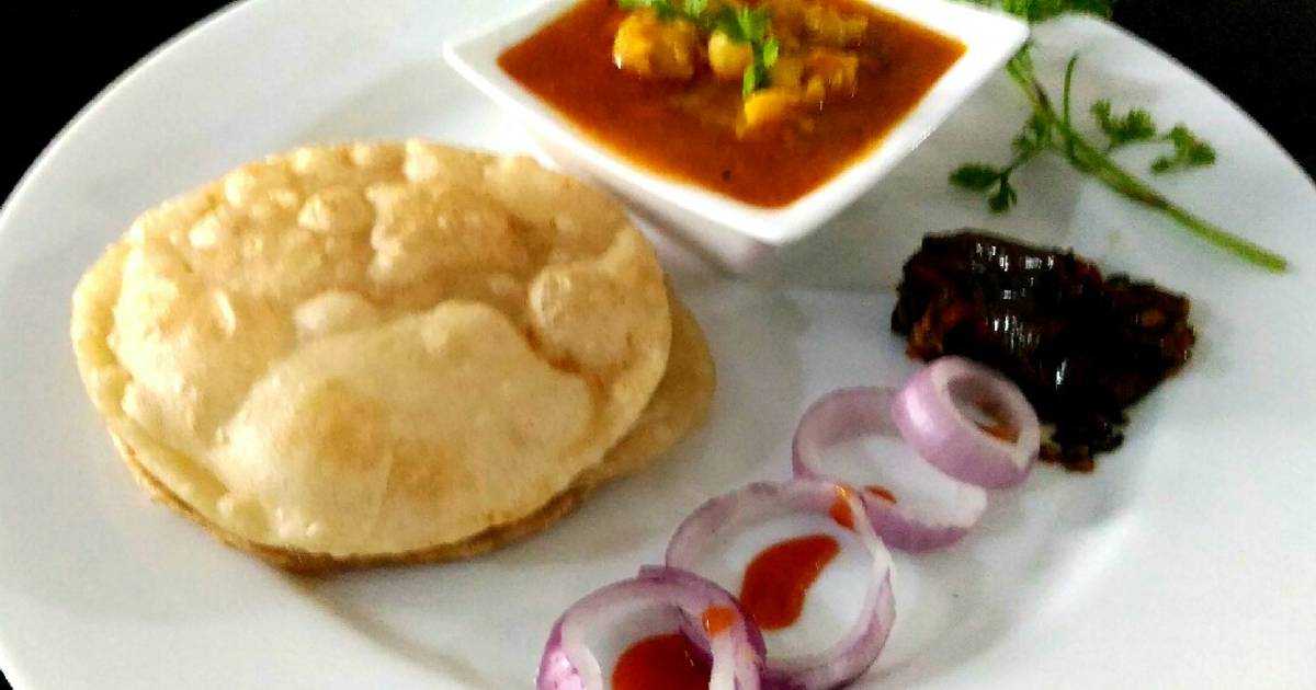 Luchi and ghugni Recipe by Daisy Ahmed - Cookpad