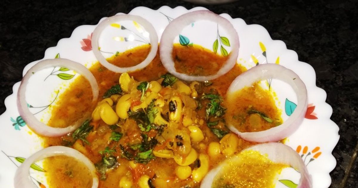 Maharashtrian Chavali Chi Usal (Black Eyed Peas Curry) Recipe by Shubhi ...
