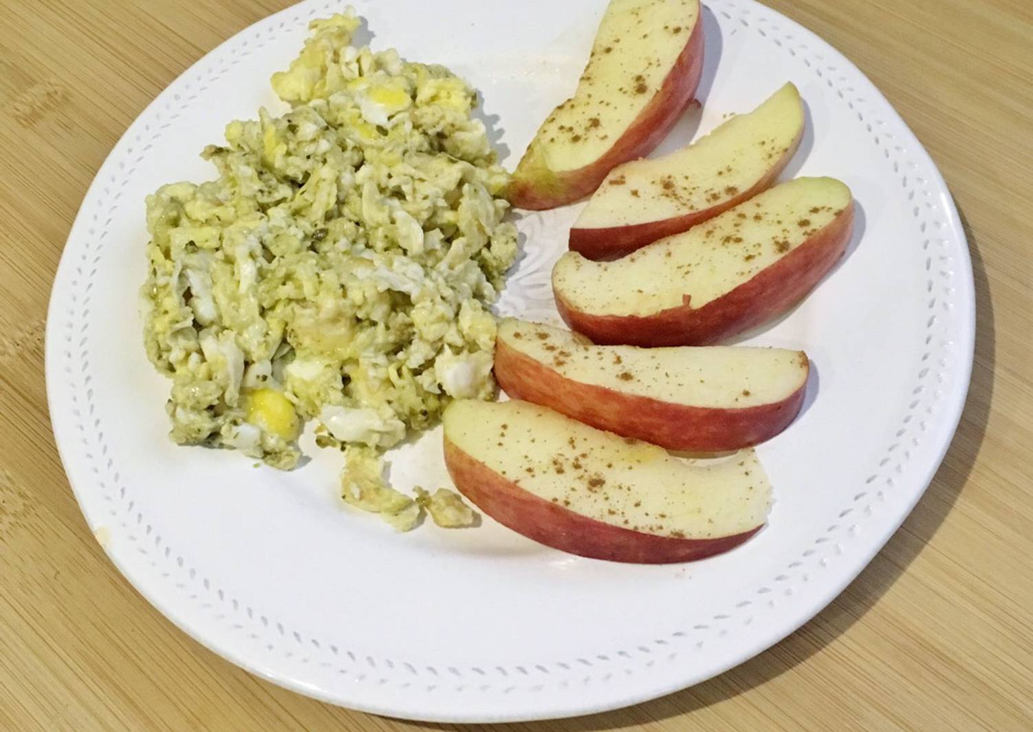 Huevos revueltos con queso y albahaca, y manzana con canela Receta de ...