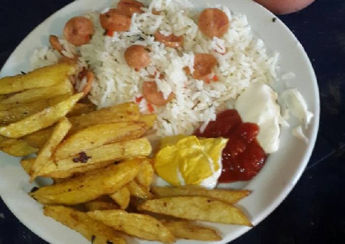 Arroz con salchicha polaca y papas fritas con tres salsas Receta de ...