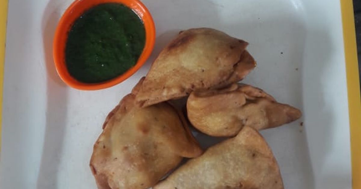 Aloo Samosa With Green Chutney Recipe by Divya Dev Gulati - Cookpad