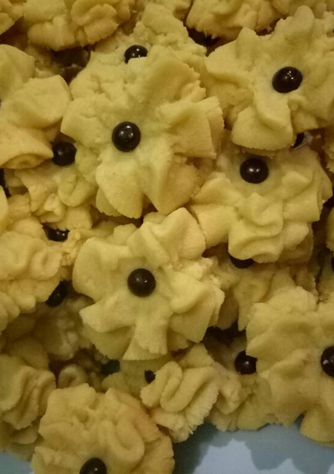 Resep Kue semprit mawar oleh Dewi Isyaroh - Cookpad